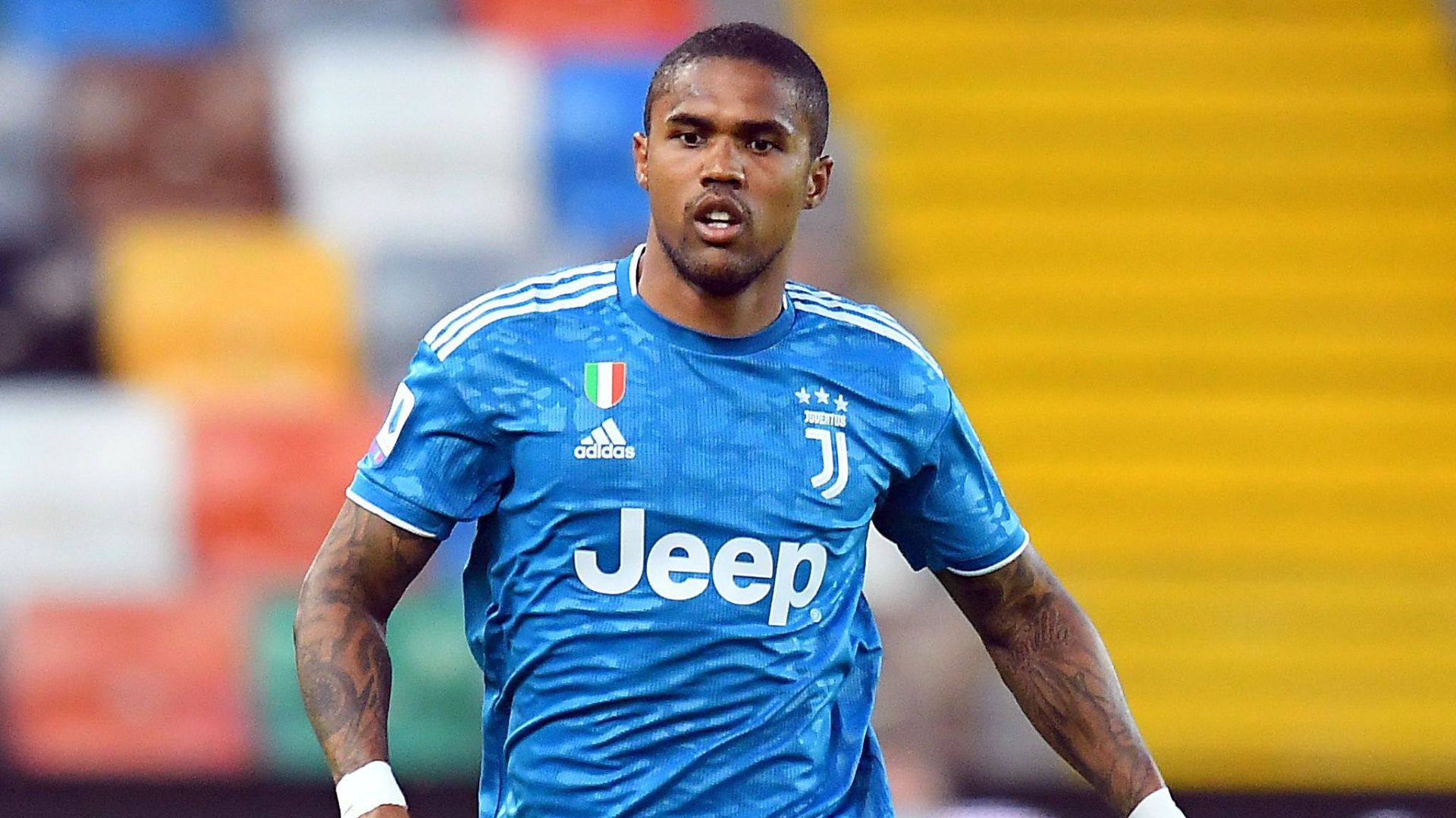 Douglas Costa revela clube que deseja jogar