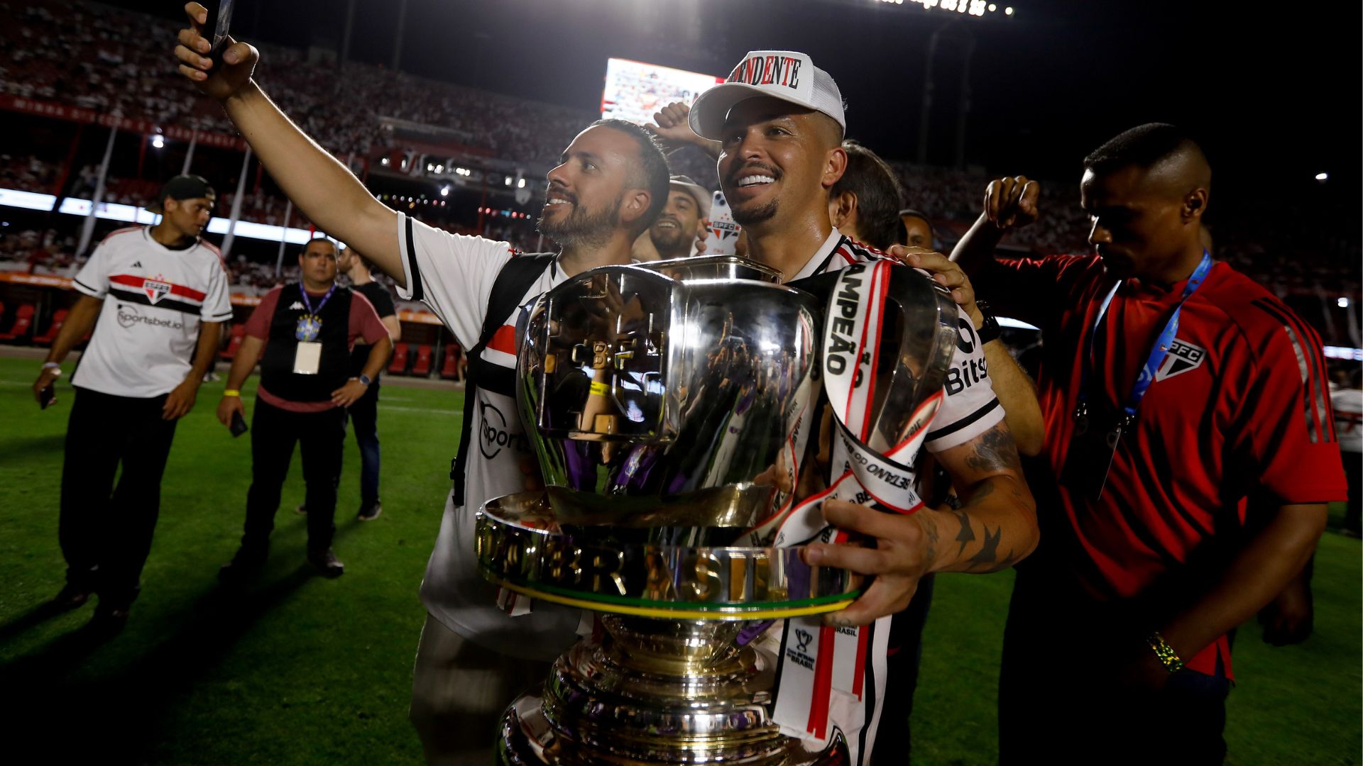 Luciano, do São Paulo, garante permanência no clube, mas impõe condição