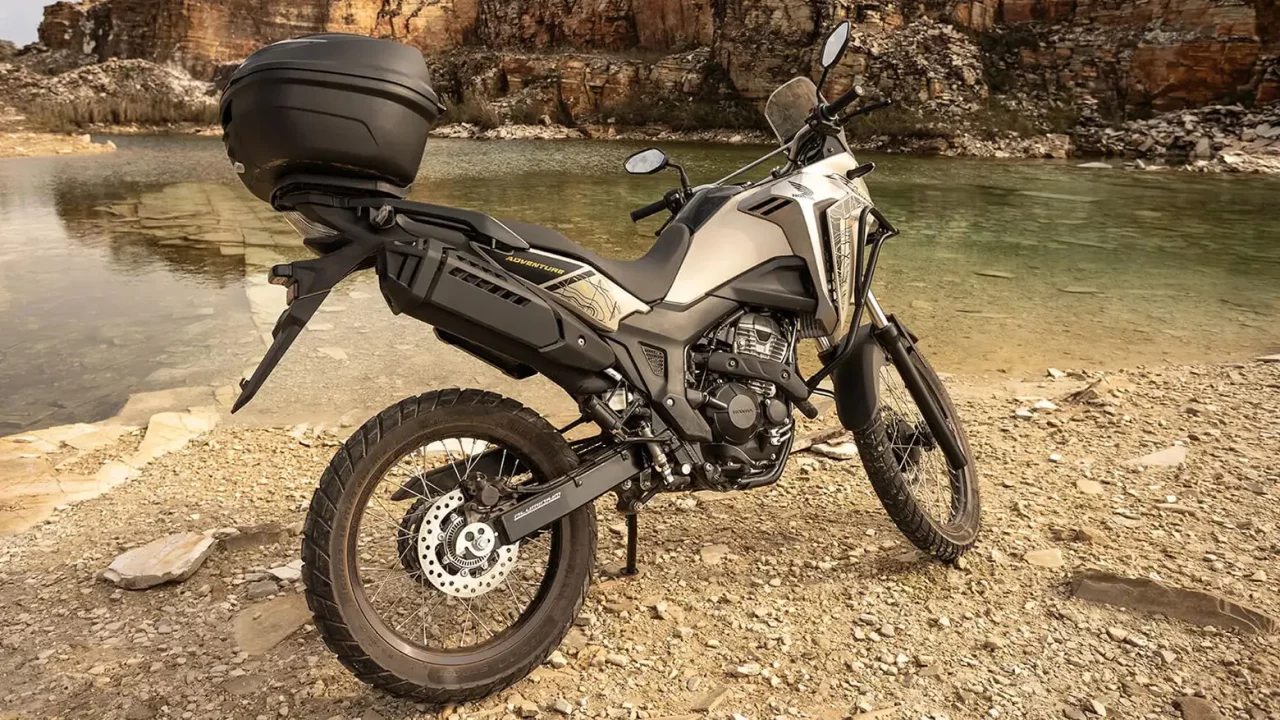 Honda XRE 300 Sahara 2025 parte de R$ 30.385 e chega a 30 km/l