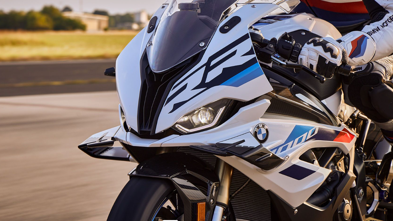 BMW S 1000 RR 2025 custa R$ 139.900 e faz até 17 km por litro