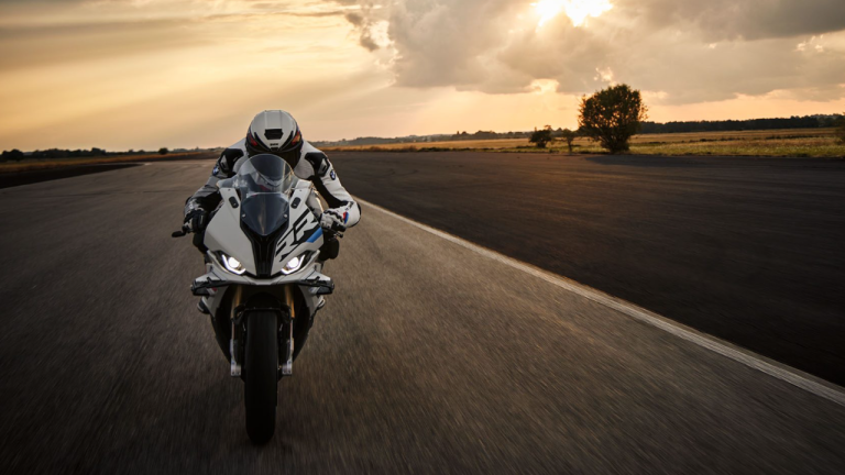BMW S 1000 RR 2025 custa R$ 139.900 e faz até 17 km por litro