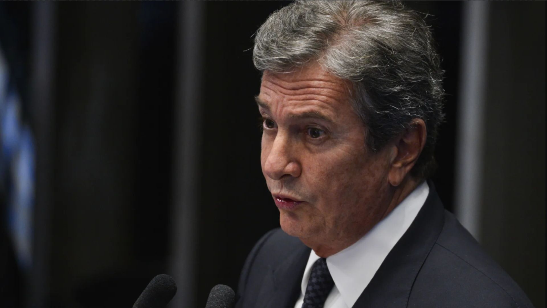 Moraes impede Collor de sair do país e suspende passaporte diplomático