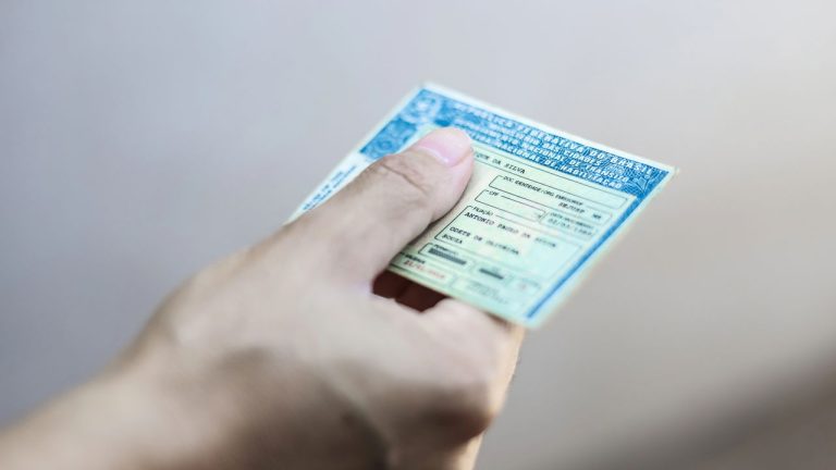 Muita gente não sabe que pode usar a CNH nesses lugares