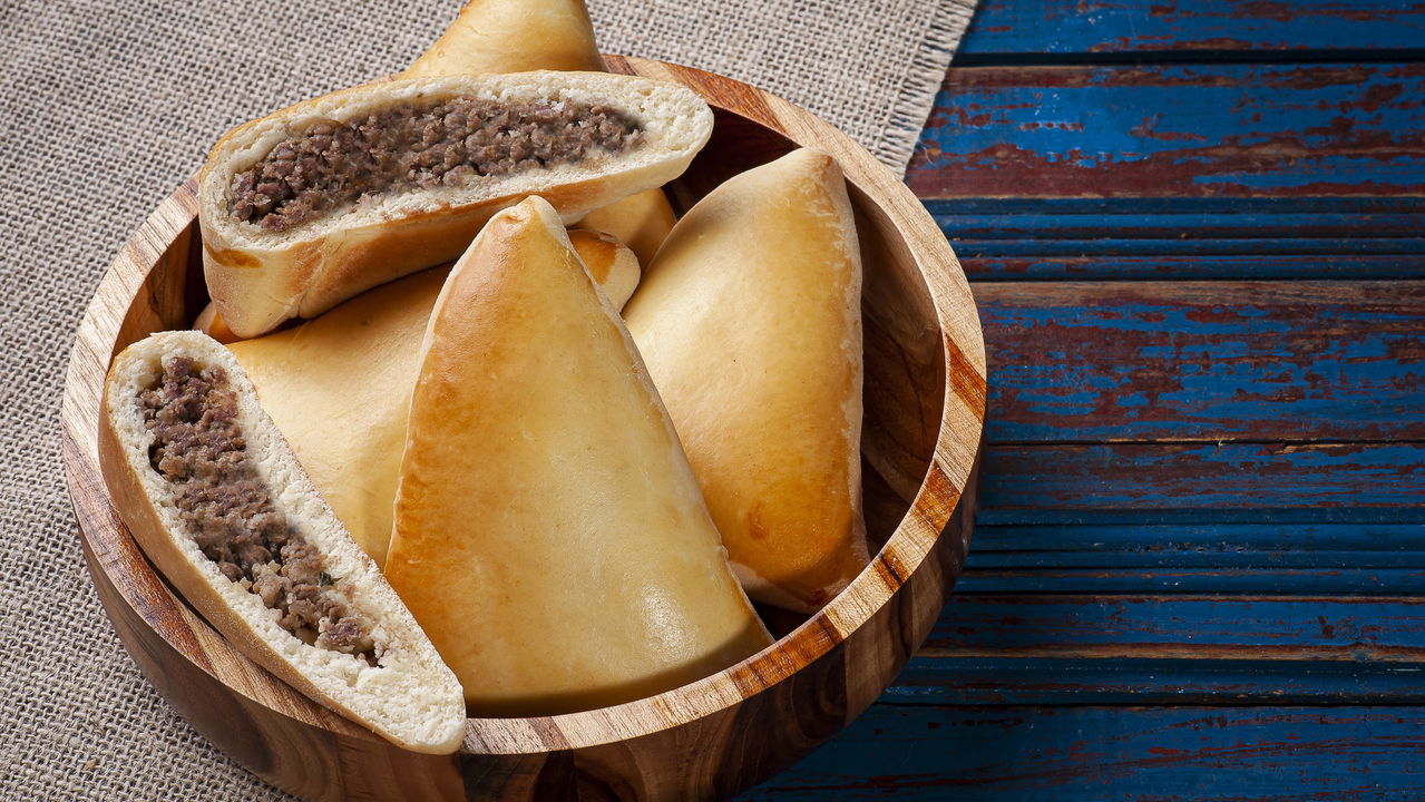 Esfirra de carne fechada macia, suculenta e impossível de resistir