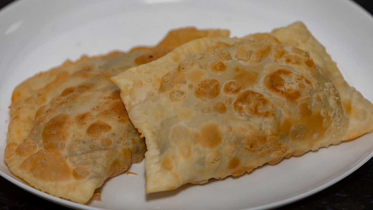 2 ingredientes e 5 passos para fazer pastel crocante em casa