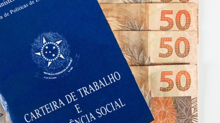 Veja quem vai receber o abono do PIS e quando o valor cai na conta