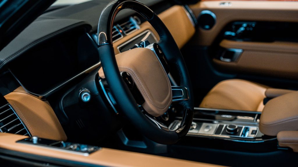 O jeito mais seguro de ajustar o banco e o volante do carro