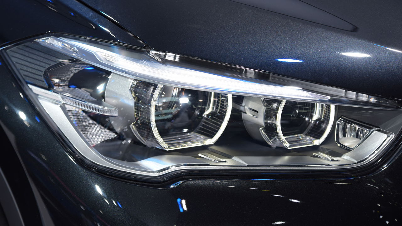 O truque mais barato para recuperar faróis amarelados do carro