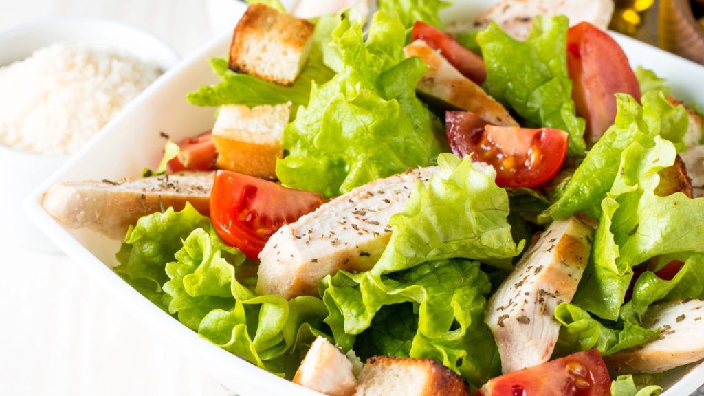 Chef italiano criou esta salada nos anos 1920 em Tijuana usando ...