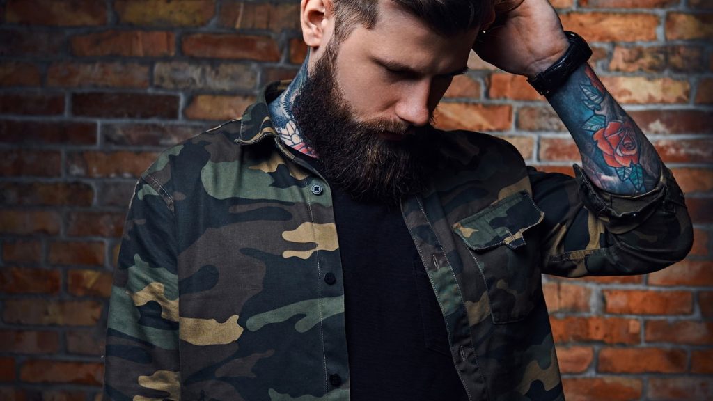 Como incorporar o estilo militar na moda masculina do dia a dia