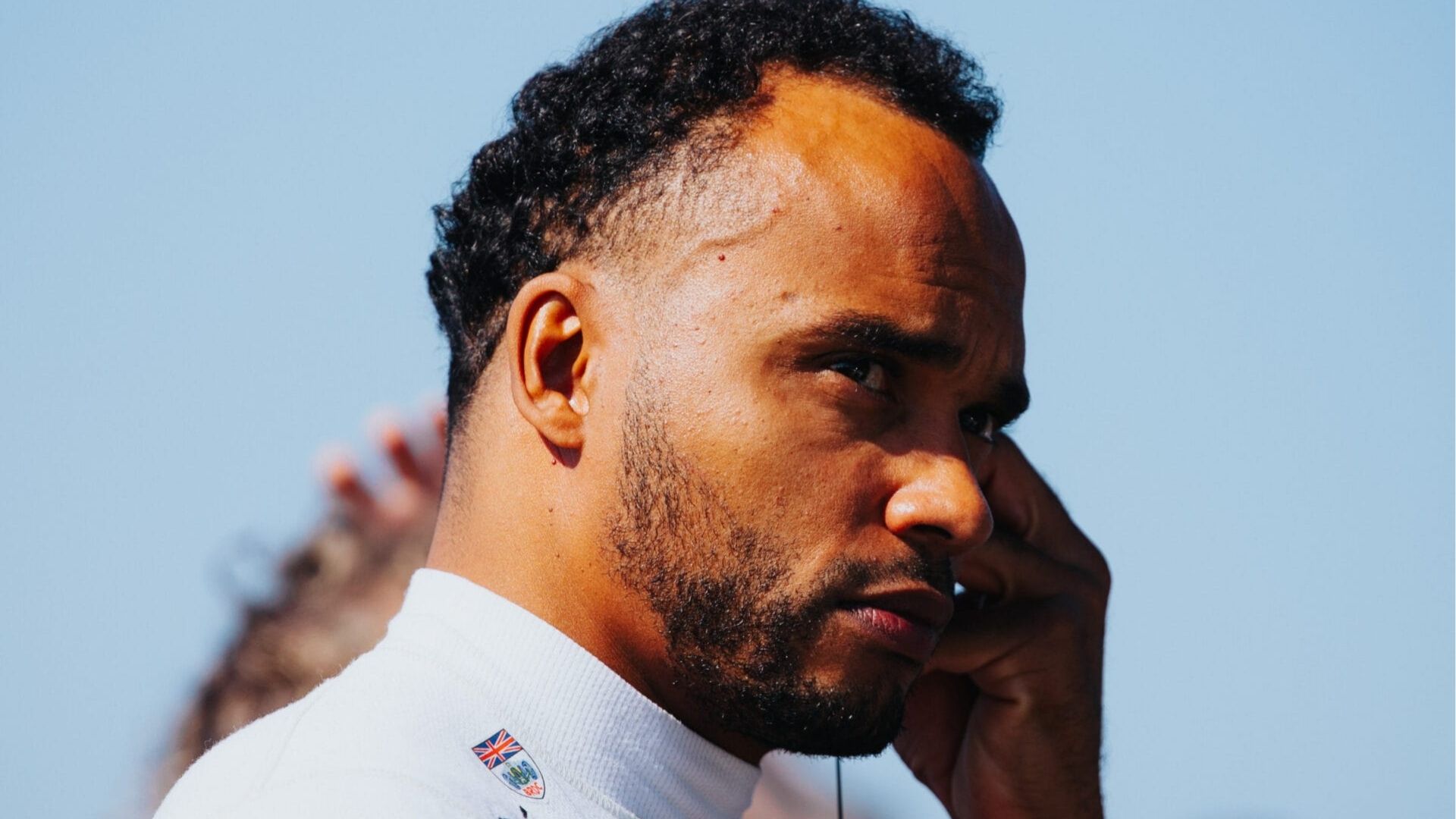 Nicolas Hamilton escapa de incêndio durante corrida na Inglaterra