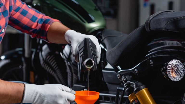 A melhor forma de trocar o óleo da moto e manter o motor como novo