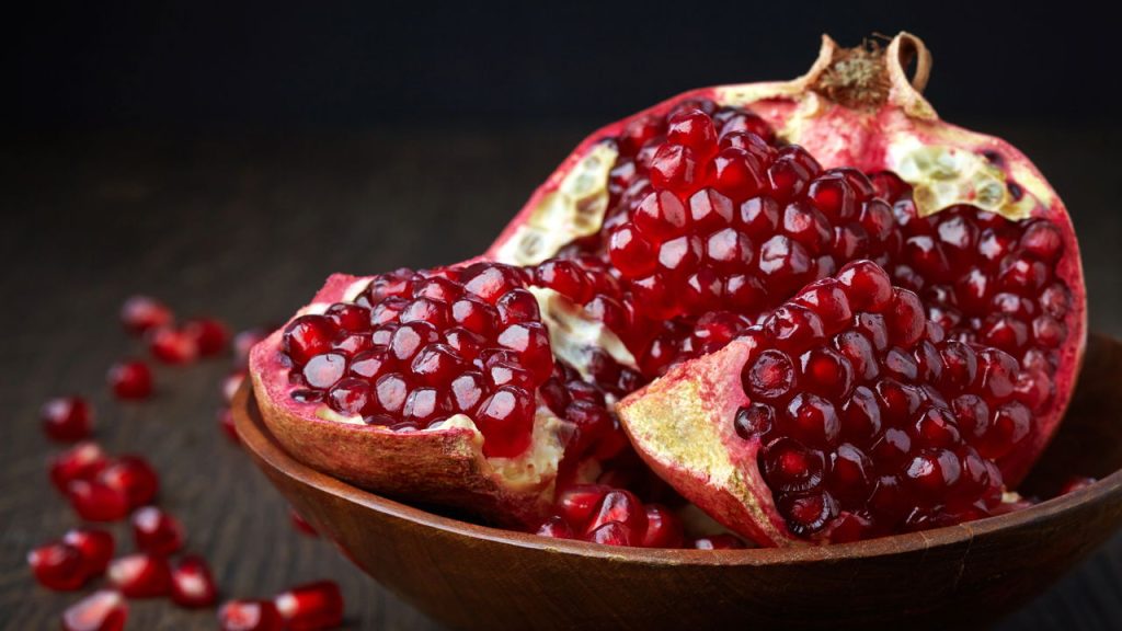 Aprenda como plantar romã em casa e colher frutos saborosos