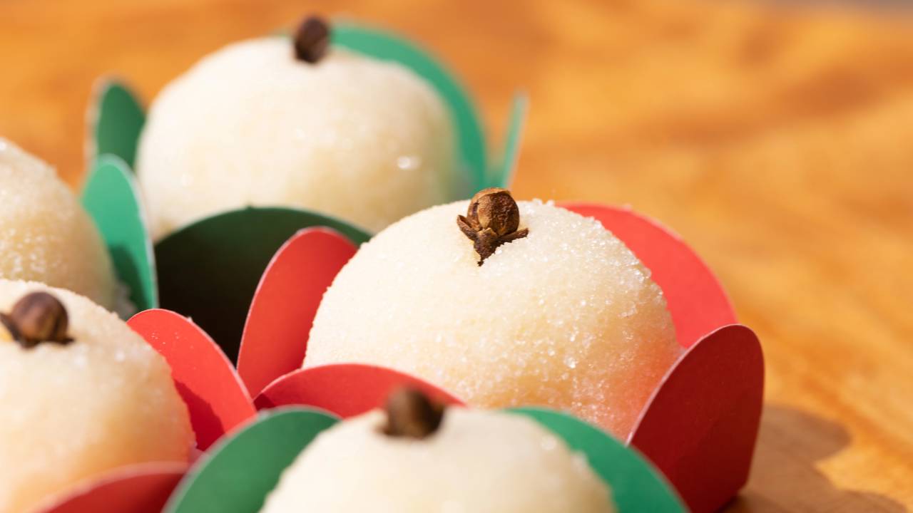 Com leite condensado e coco ralado, esse beijinho é prático, econômico ...