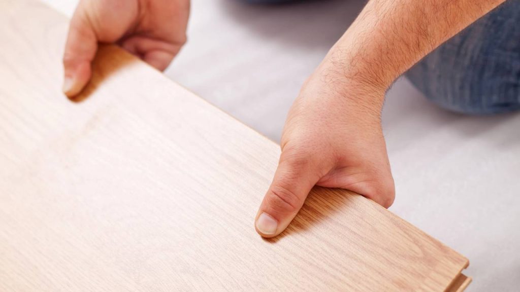 Instalar piso laminado ficou mais barato ou mais caro em 2025