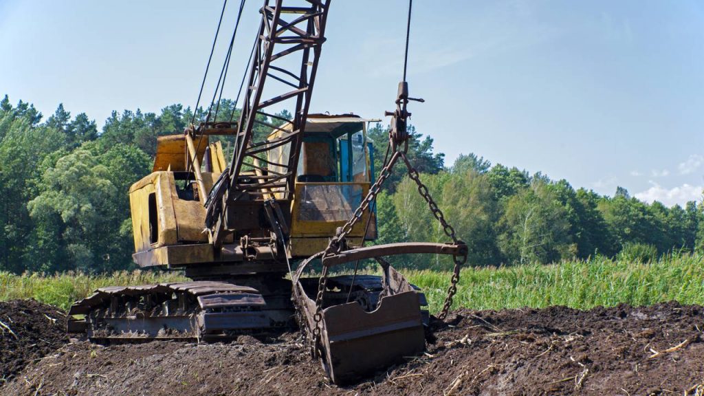 Com lanças de 100 metros e caçambas que levantam 120 toneladas de terra ...