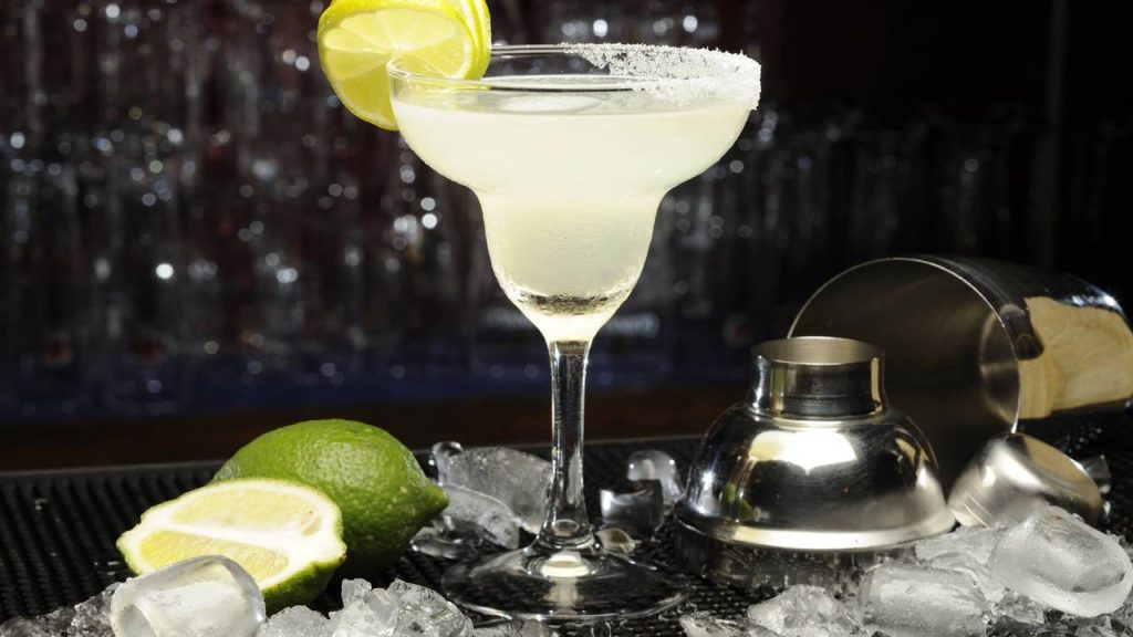 Bebida gelada de Frozen Margarita é cremosa, cítrica e ideal para ...