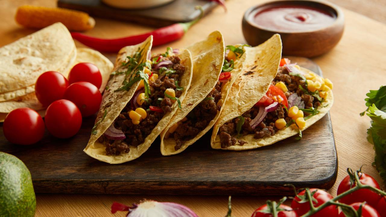 Tacos mexicanos feitos em casa com massa fácil, recheio bem temperado e ...