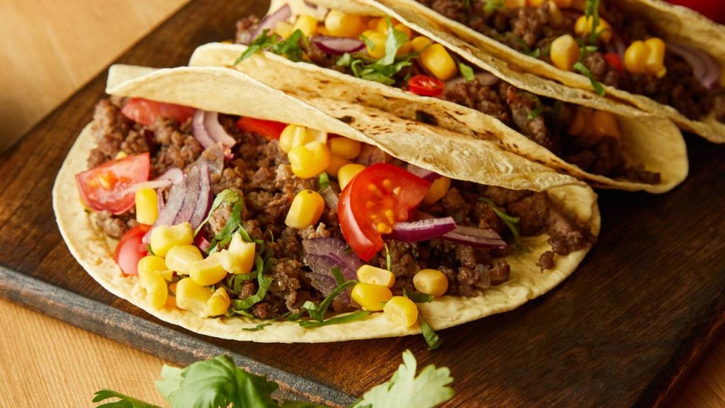 Tacos mexicanos feitos em casa com massa fácil, recheio bem temperado e ...