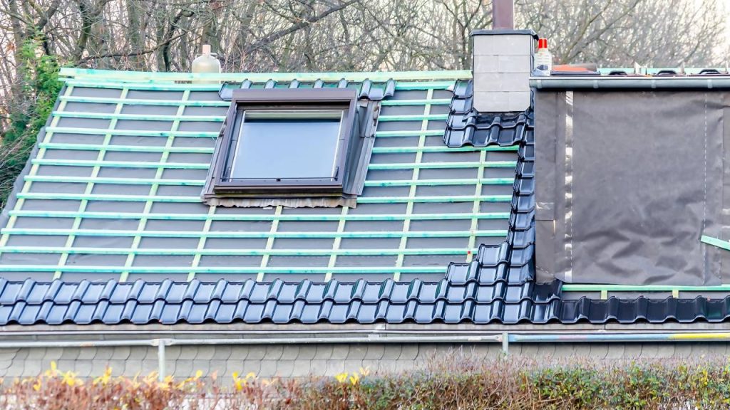 Telhas solares bonitas: o teto que gera energia sem parecer uma usina ...