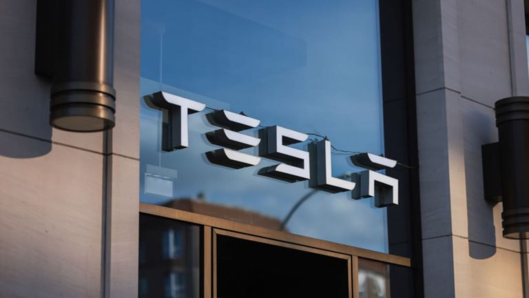 A estratégia polêmica da Tesla para liberar sistema autônomo na Europa
