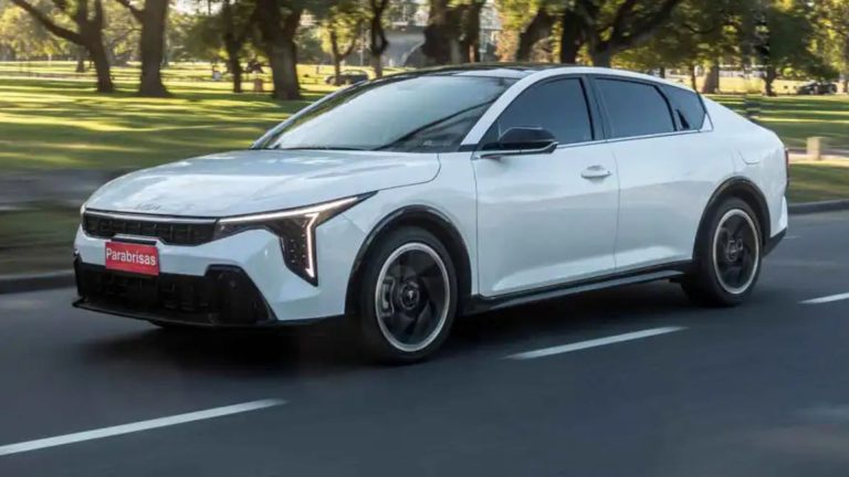 Kia lança o inédito sedã K4 para desafiar Corolla e Sentra